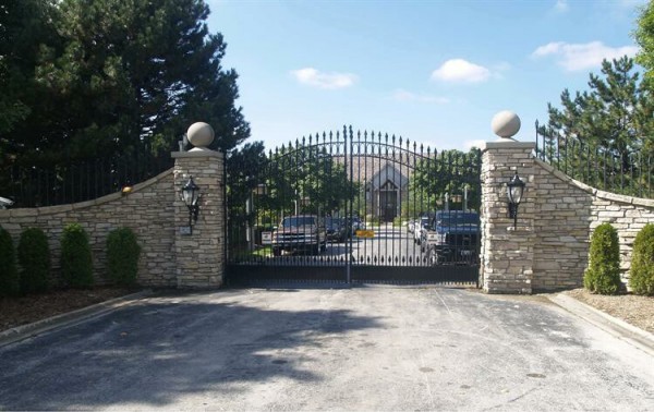 R. Kelly: Home worth 1,5 million dollars | Celebrity Cribs
