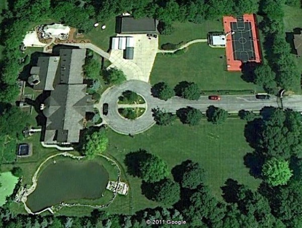 R. Kelly: Home worth 1,5 million dollars | Celebrity Cribs