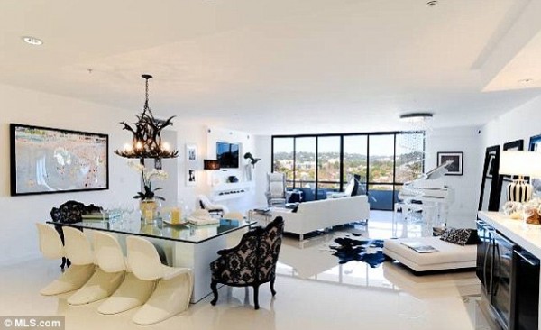 Luxurious home of Justin Bieber in Los Angeles | Celebrity Cribs